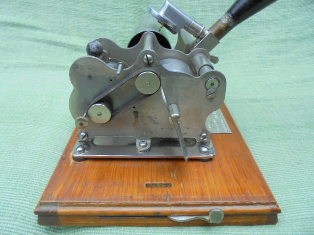 V16. Graphophone Model B fonograaf