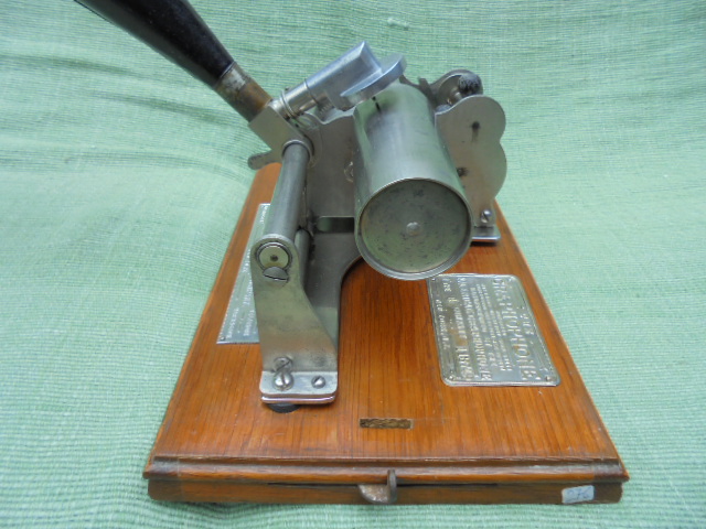 V16. Graphophone Model B fonograaf